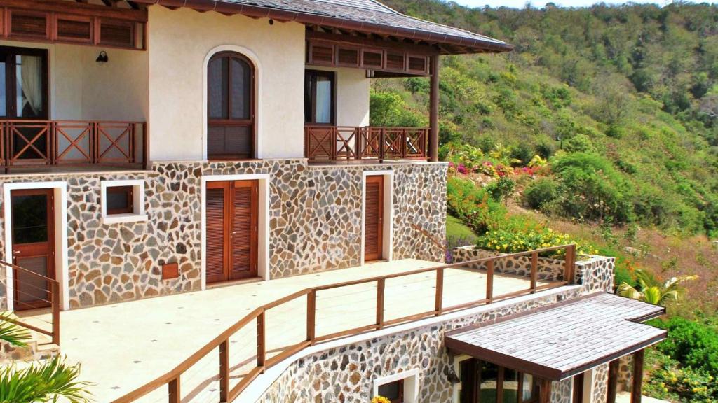 6-Bedroom Retreat with Stunning Sea Views & Infinity Poo, Canouan ...