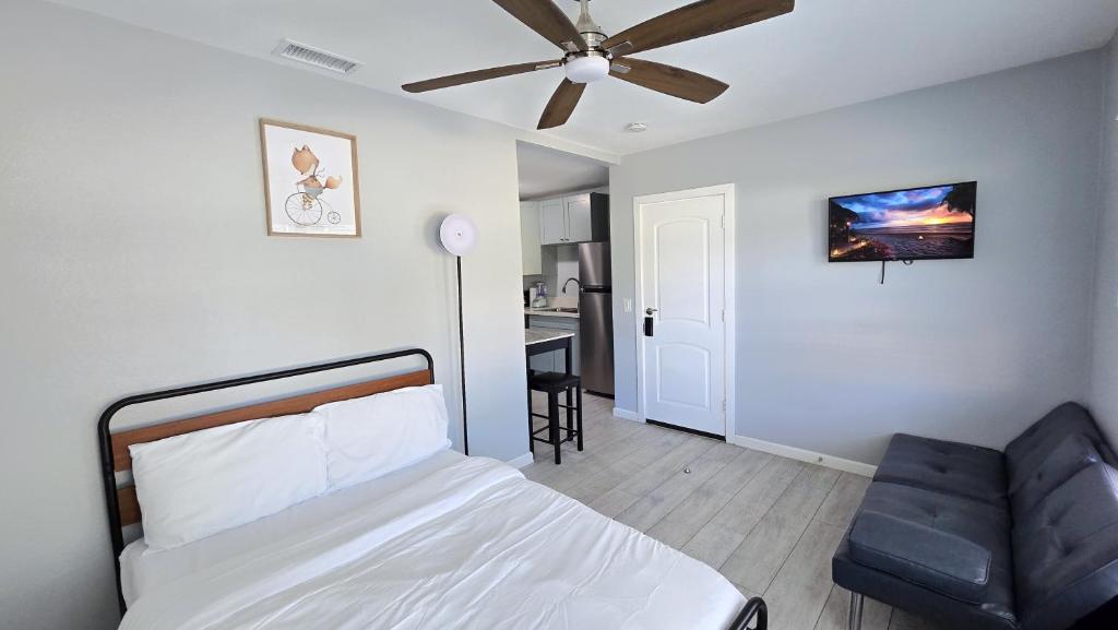 Exotic Studio 15 min To beaches legoland, Vista (updated prices 2025)