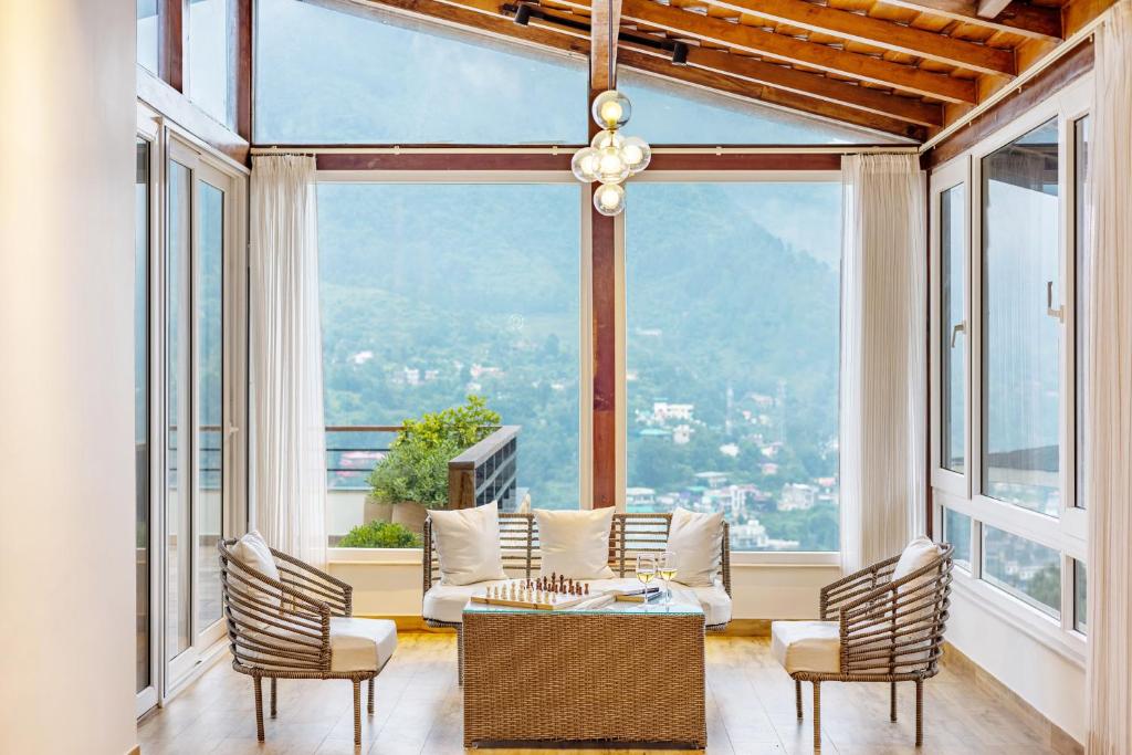 ELIVAAS 2 BHK With Balcony & Hill Lake - Antarmann Casa Ember, Bhīm Tāl ...