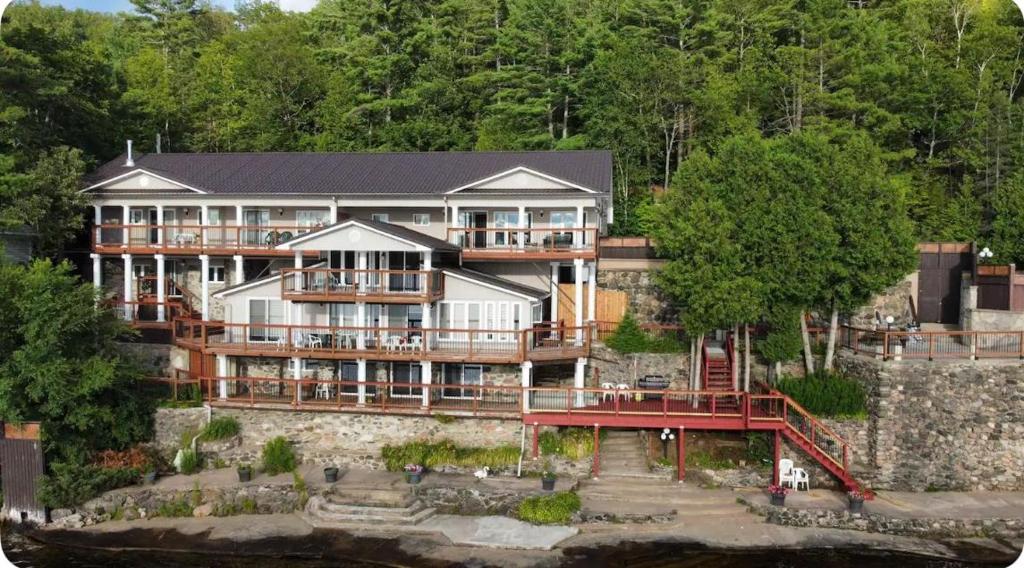 Wollaston Castle with a Gorgeous Waterfront, Coe Hill (updated prices 2025)