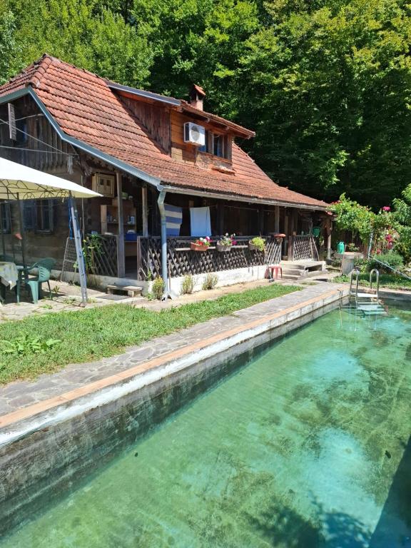 Bajta Karolina, Bregana (updated prices 2025)