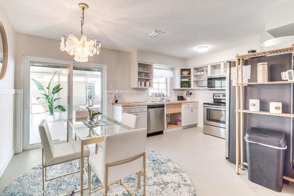 2 Mi to Three Sisters Springs Home with Patio, Crystal River (updated ...