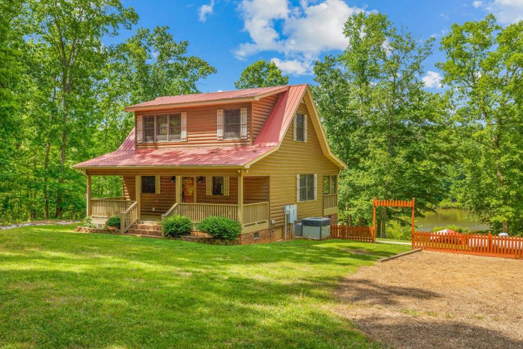 The Cozy Cabin on Lake Gaston, Bracey (preços atualizados para 2025)