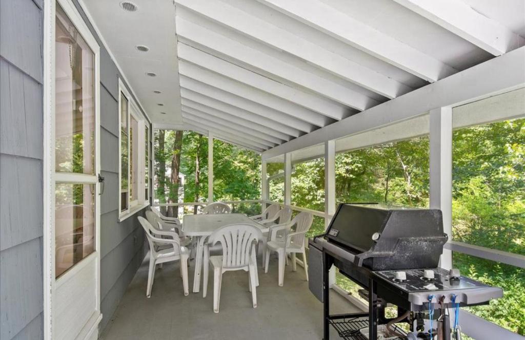 Jungle House with free standing tub, Chappaqua (updated prices 2024)