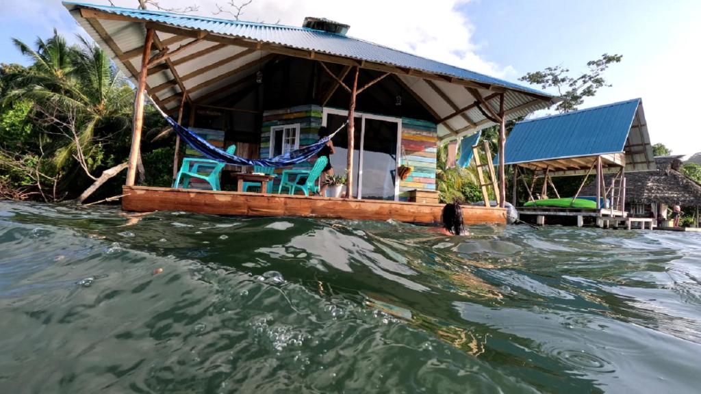 El Toucan Loco floating lodge, Tierra Oscura (updated prices 2024)