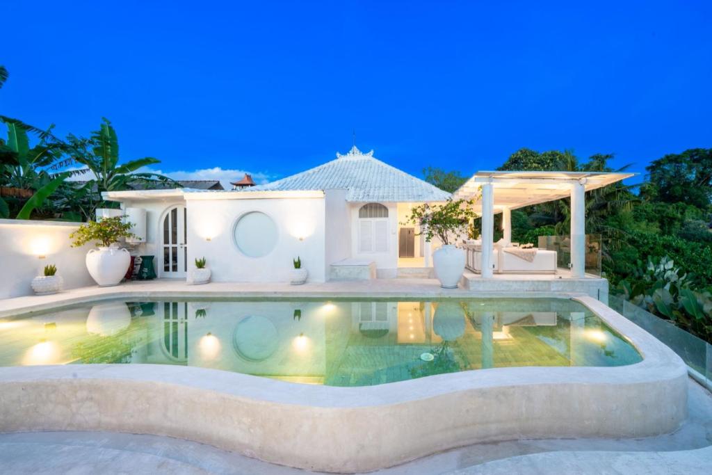 Exclusive 3BR Celebrity Villa - Ice Bath - Sauna - Jacuzzi - Outdoor Gym - BBQ - Stunning Rice ...