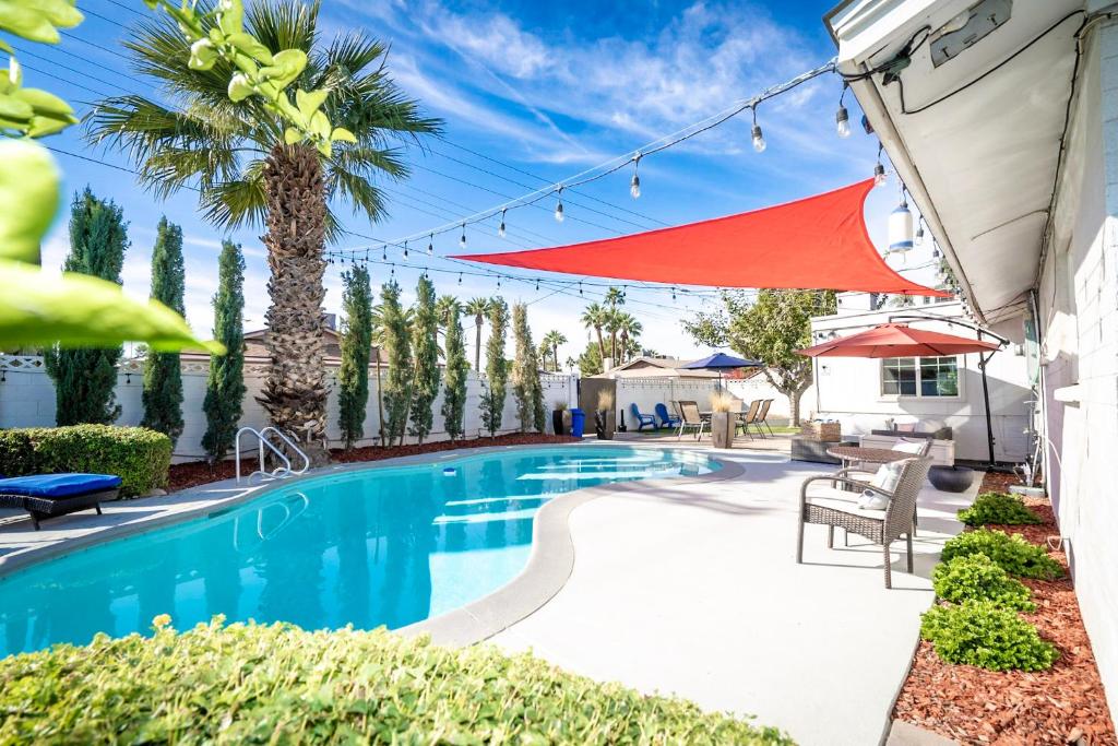Heated pool, Sports Court, Pool table, King beds, Tempe Junction ...