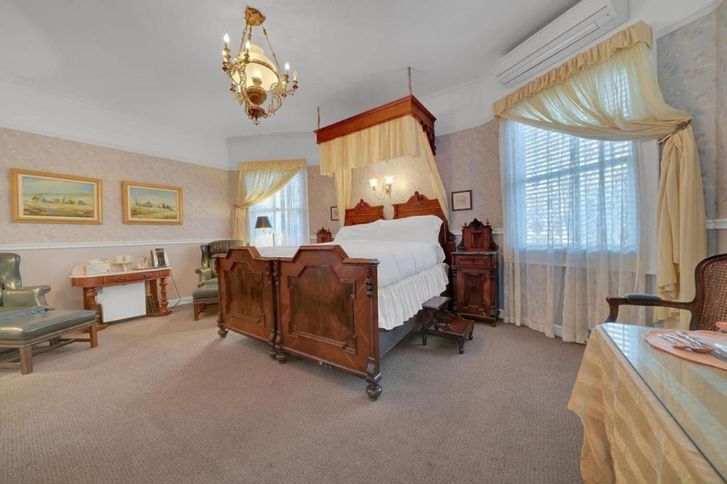Romantic Victorian Getaway The Blue Room, Sutter Creek (updated prices ...