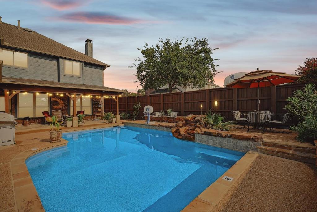 Vista Valley Vacay 5-BD w Pool & Cinema, Lewisville (aktualisierte ...