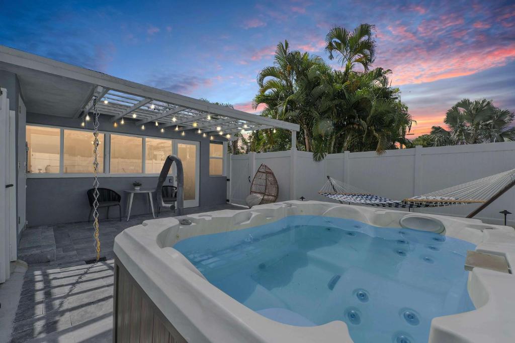 Modern Home in FTL Hot Tub & Dogs Welcome, Fort Lauderdale (updated ...