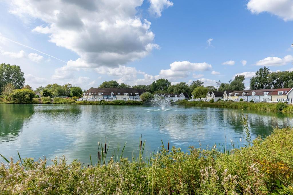 Rose Lake View, 3 Bed Luxury Cotswolds Lake House, South Cerney ...