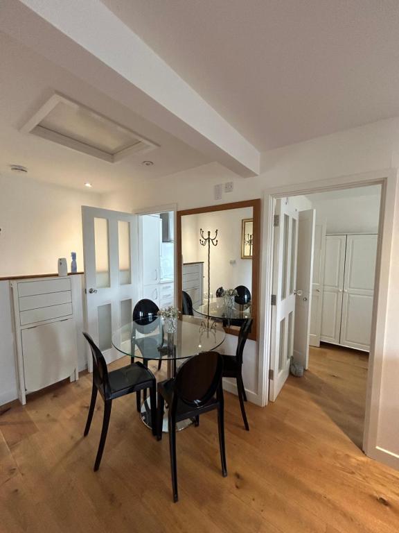The Clover- Modern Self Contained Flat Near City Centre Sleeps 4 ...