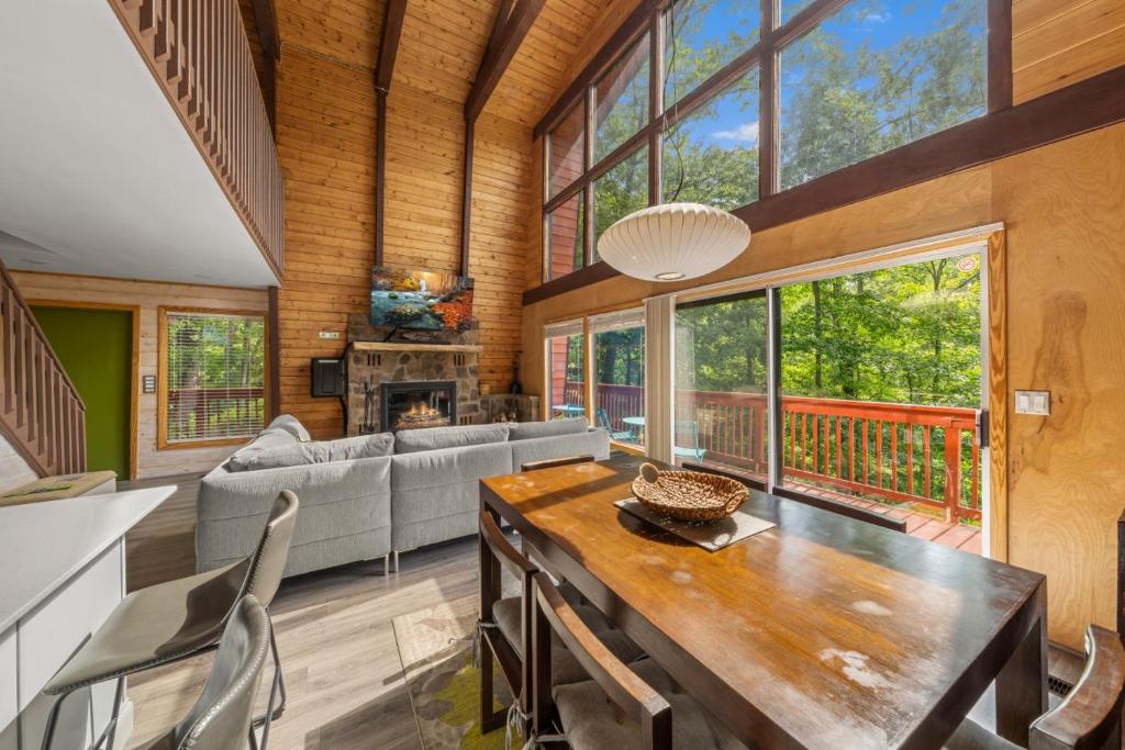 Treetops Chalet - 3bd/2bt Boutique Cabin w/Mt Leconte views in ...