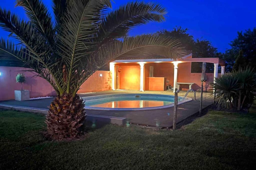 Villa avec piscine, Spa, terrain de pétanque, baby foot, ping pong ...