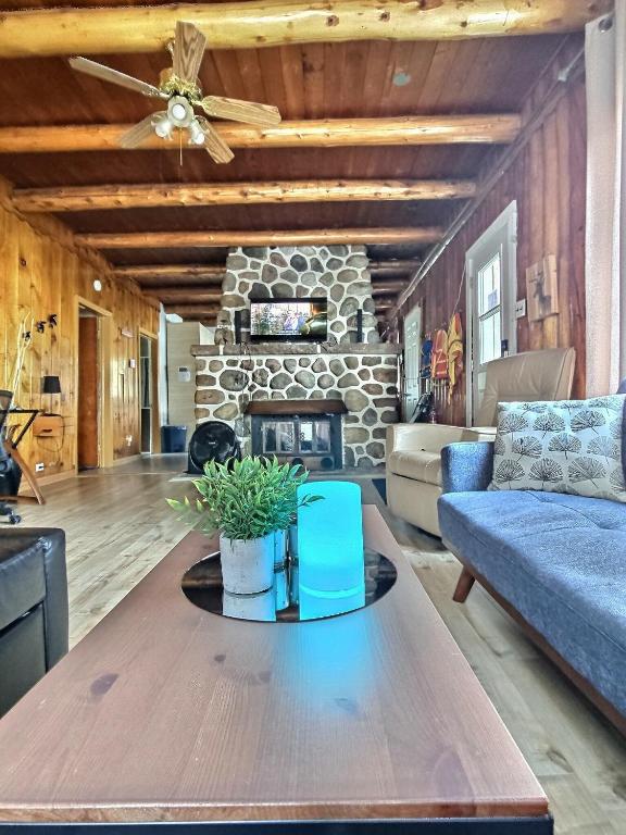 Nelson Log Cabin in Rivière-Rouge, Rivière-Rouge (tarifs actualisés, 2025)