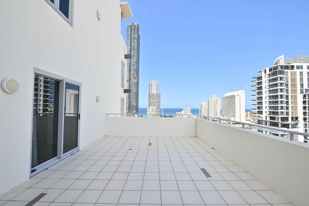Oceanview located in the heart of surfers - Self Contained, Privately ...