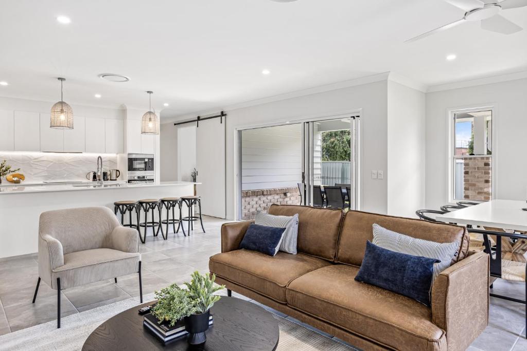 Brand-New 4-Bed Beach House with Alfresco Dining, Redcliffe (updated ...