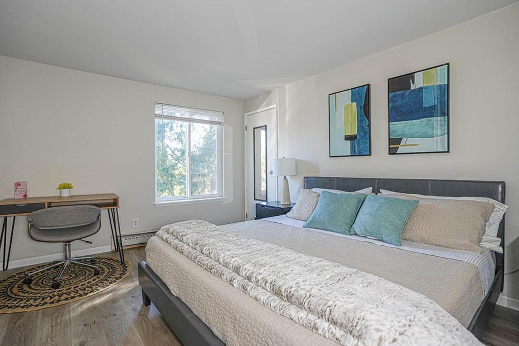 Modern Cozy next to Microsoft, Queen Bed, Parking, Bellevue (updated ...