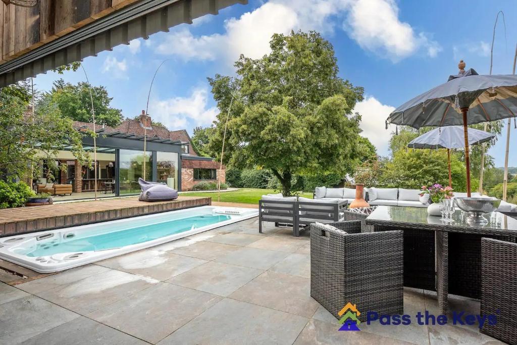 Country House, 4 Acres, Views & Swimming Pool, Stockcross (updated ...