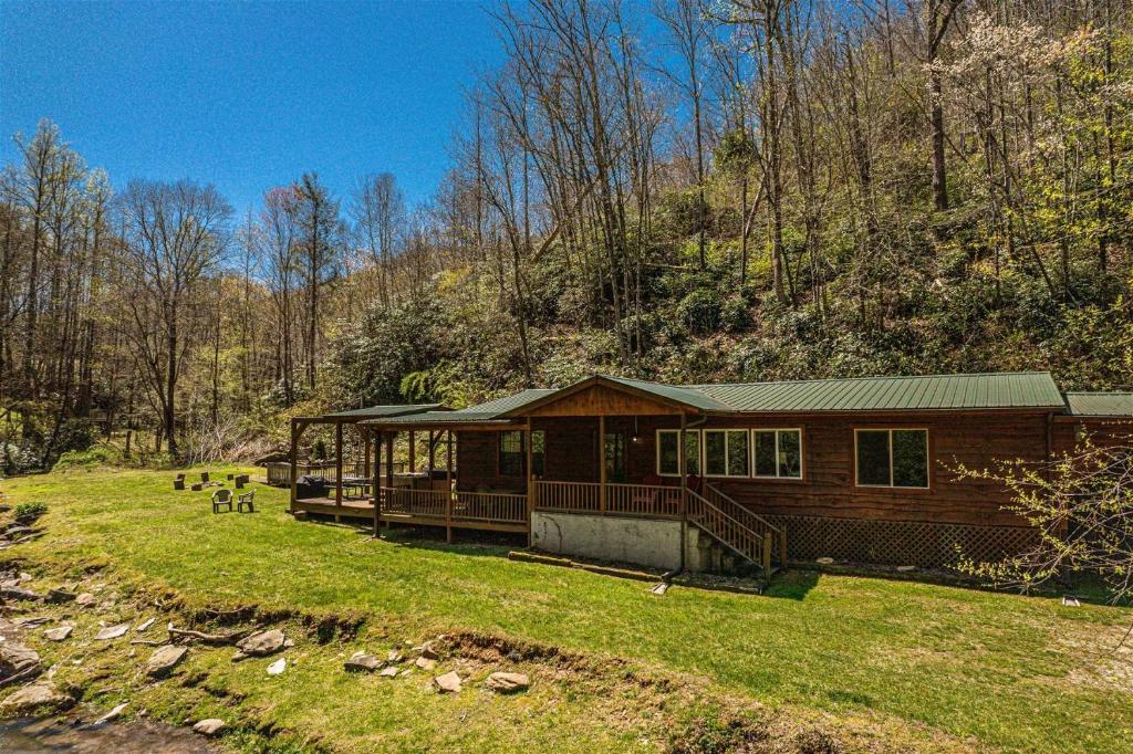 Waterfall Hideaway, Bryson City (updated prices 2025)