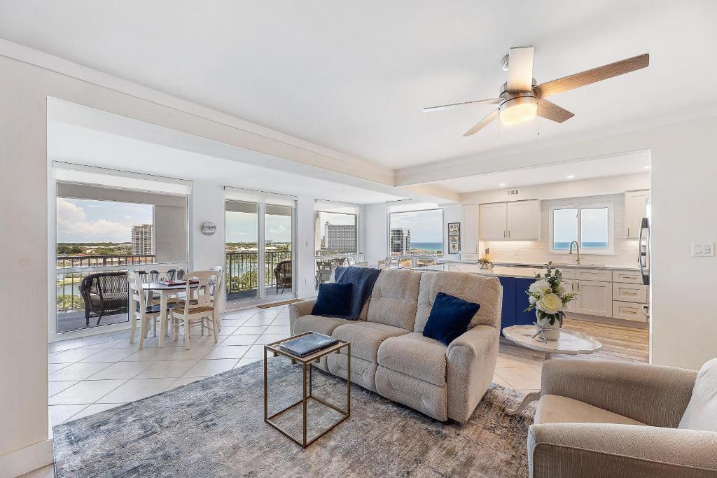 3101A Shoreline Towers Beachfront Condo - Free Beach Setup, Destin ...