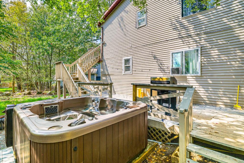 Pocono Getaway Hot Tub, Community Lake Access!, Tobyhanna (updated ...