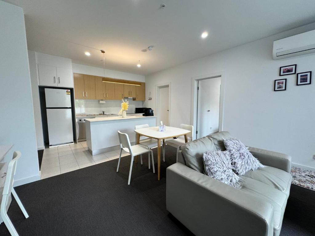 Lightsview 2 BR Apt, Free Parking and WiFi 9 KM from CBD, Broadview ...