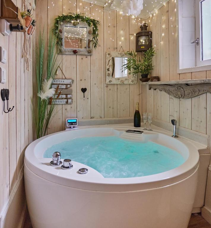 Appart Aix sauna jacuzzi balneo spa privatifs hyper centre historique cour intérieur, Aix-en ...