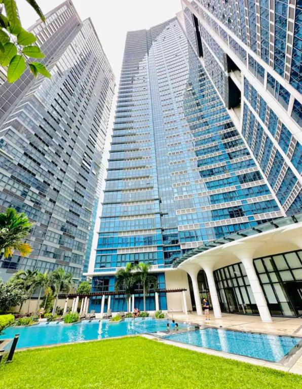 Cosy 1BR Uptown BGC with Balcony and Swimming Pool, Manila (updated ...