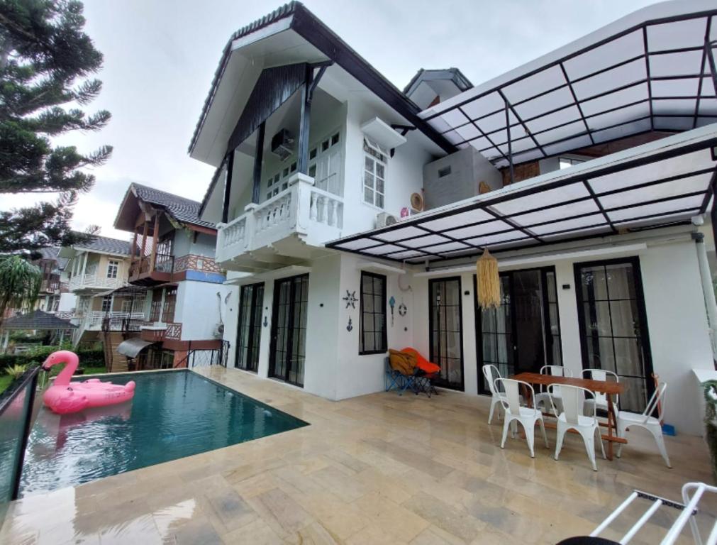 Villa kota bunga puncak bogor with pool & biliard, Cikundul (updated ...