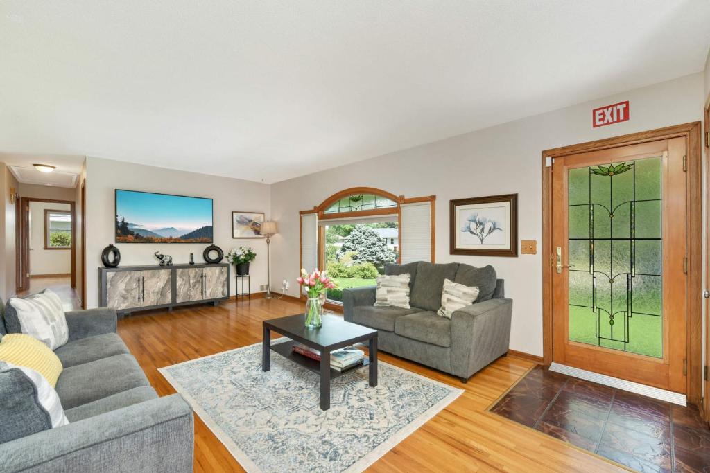 Cottage Grove Haven, Spacious 4-Bed, 3 Baths Retreat, Cottage Grove ...