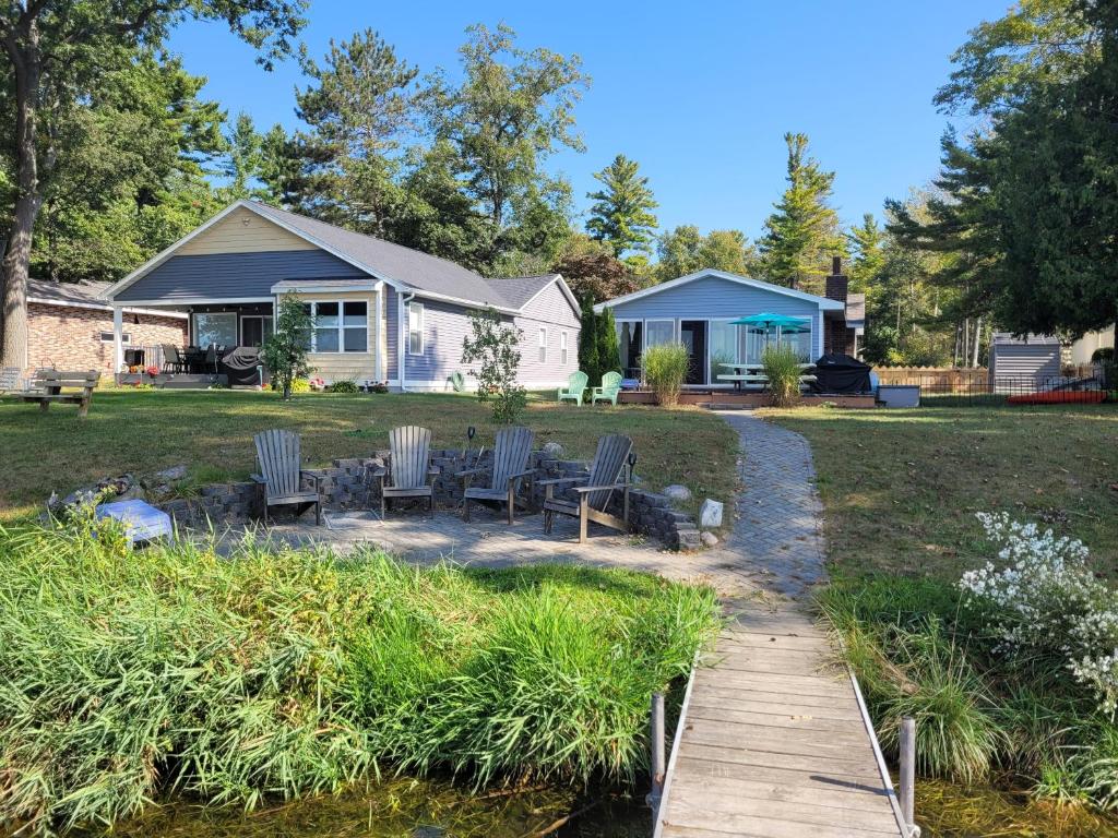 New! Loon Lodge - Lakefront With Private Dock!, Oscoda (updated prices ...