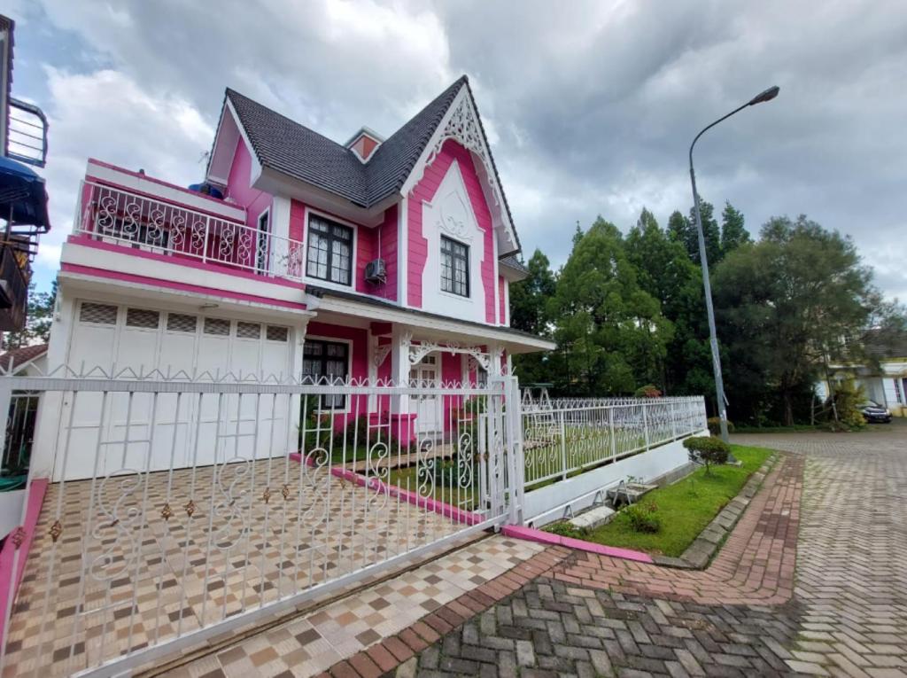 Villa kota bunga puncak bogor 4 BR Fasilitas Lengkap Free AC, Cikundul ...