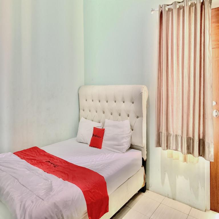 RedDoorz near RS Lira Medika Karawang, Karawang (updated prices 2025)