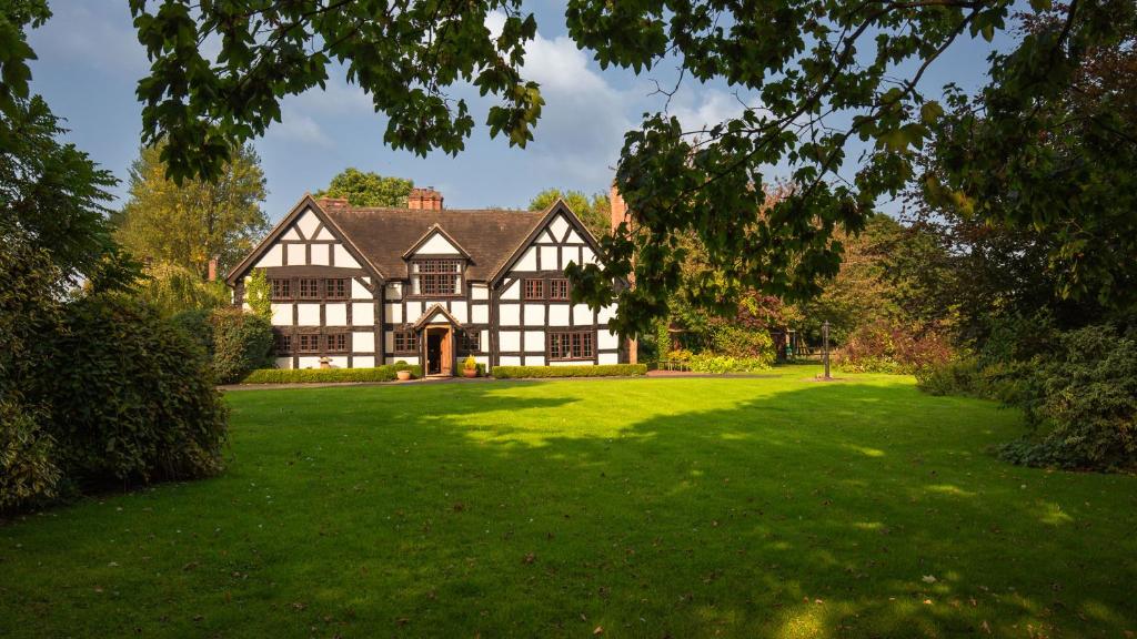Tudor Manor and The Coach House, Ombersley (updated prices 2026)