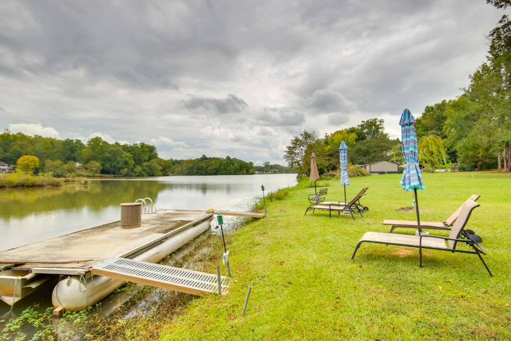 Cottage with Fire Pit and Lake Access in Waterloo!, Waterloo (updated ...