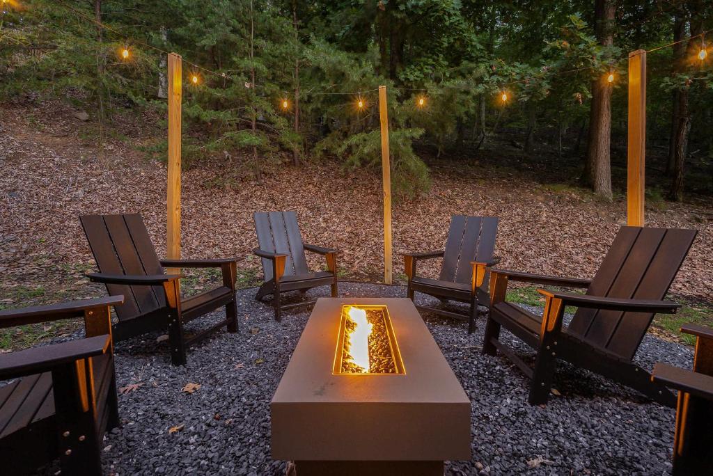 Pool Table Movie Theater Fire Pit, McGaheysville (updated prices 2025)