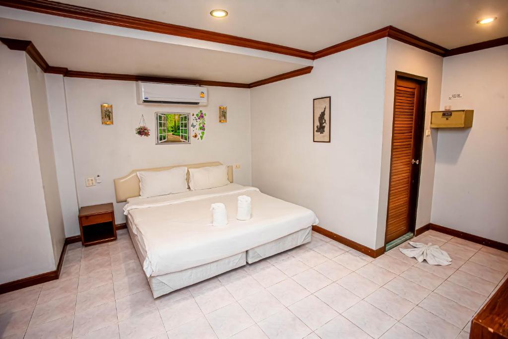 Mazaj Hotel Beachfront Patong Phuket, Patong Beach (updated prices 2025)