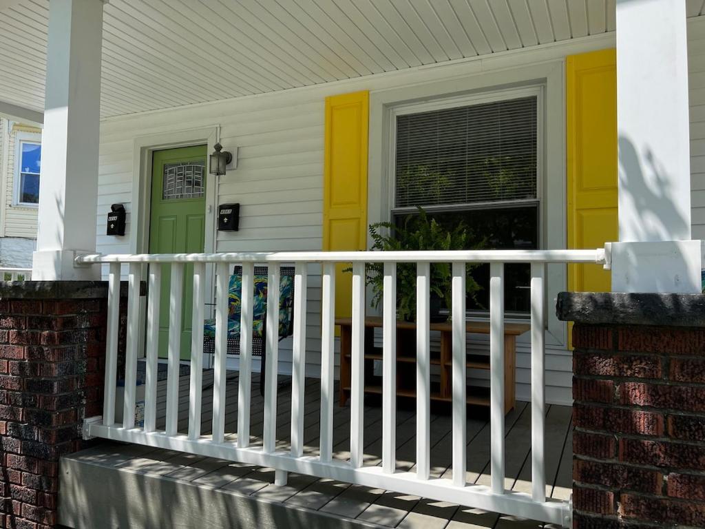 Apt A The Yellow Shuttered House, Sharon (updated prices 2025)