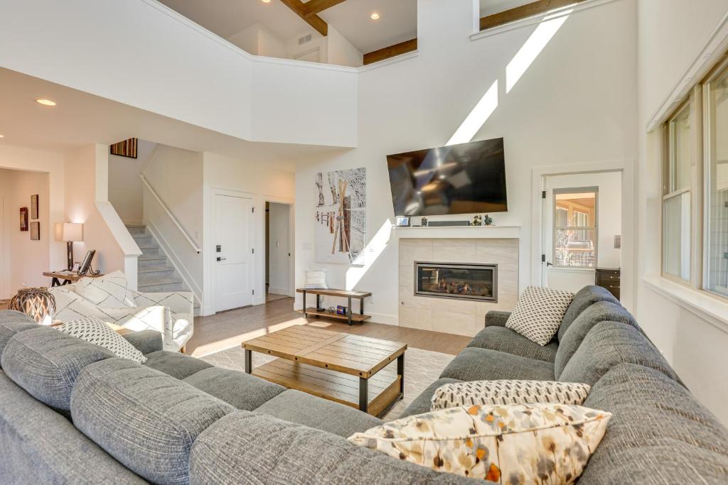 Furnished Deck and Hot Tub Chic Granby Home!, Granby (updated prices 2026)