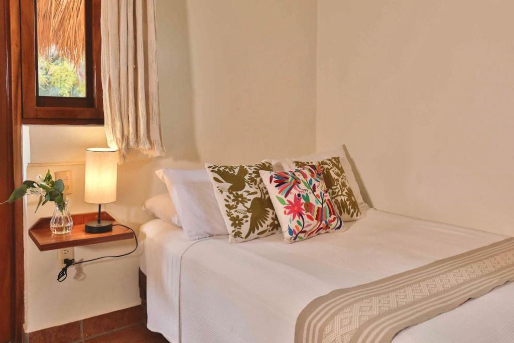 Jungle Hideaway in the Heart of Town with Heated Pool, Саюлита ...