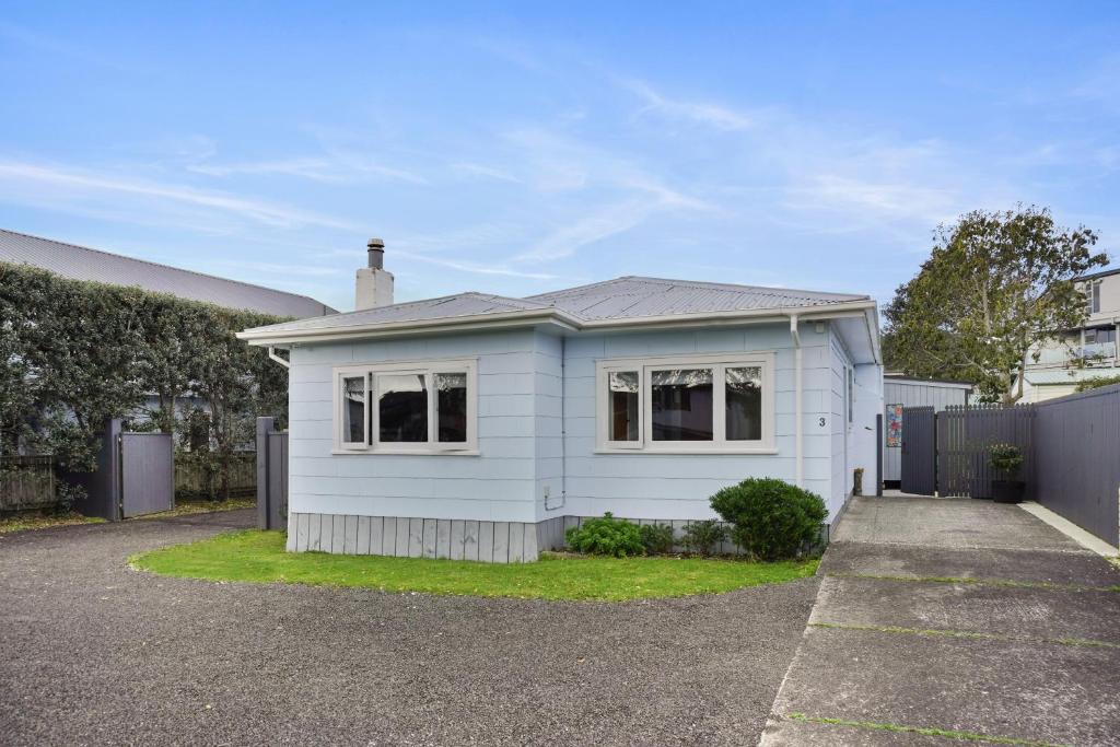 Whitianga Blue Bach - Location Location Location!, Whitianga (updated ...