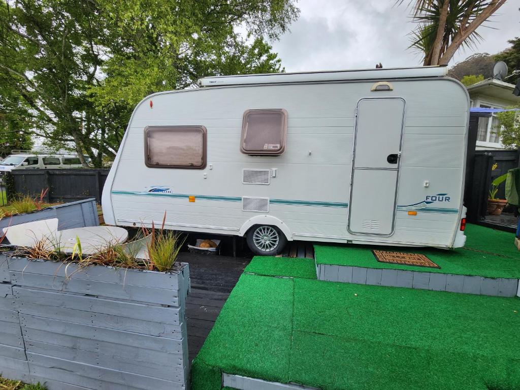 Cute but simple Caravan with outside shower, Rotorua (updated prices 2025)