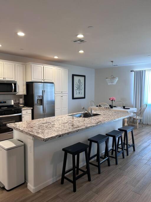 Newly Built 3 Bdrm - 2 Bath Gateway to National Parks, Reedley (updated ...
