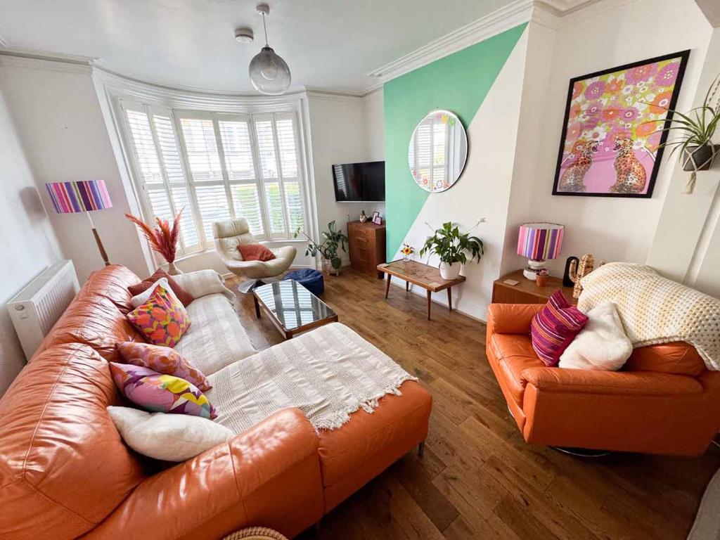 The One with the Pink Door, Scarborough (updated prices 2024)