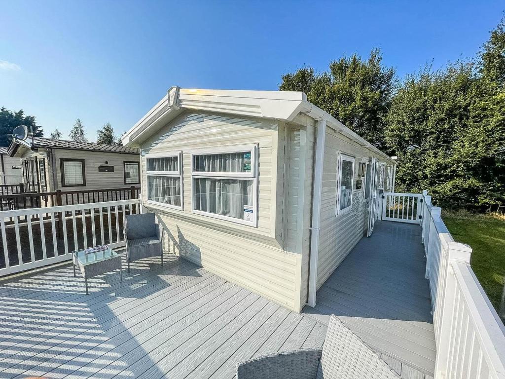 Wonderful 6 Berth Caravan At Breydon Water Holiday Park In Norfolk Ref ...