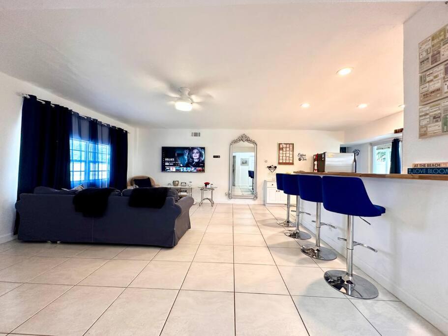 Corner Bungalow The Bloom House mins to beach WiFi AC Heater, Boca ...