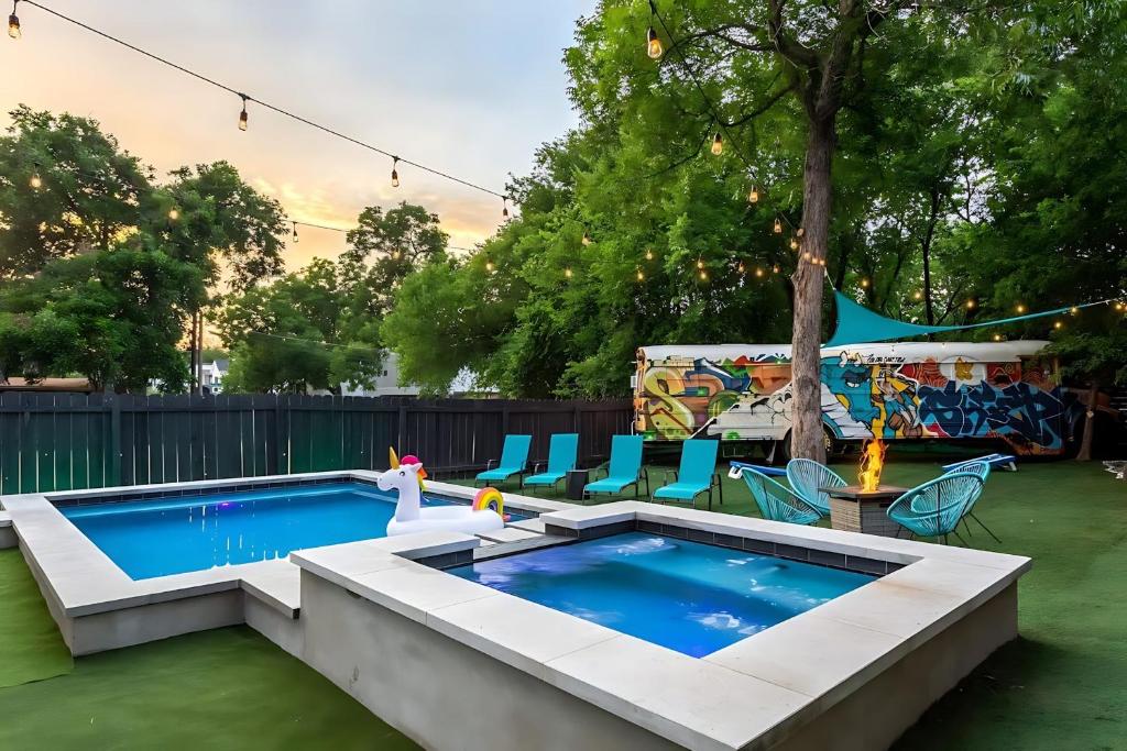 Pool Hot Tub School Bus - Downtown 5 min drive, Austin (updated prices ...