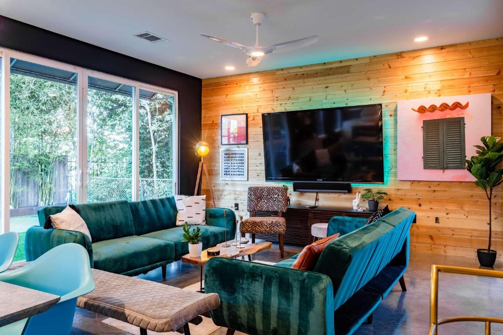 Modern ATX Mansion 6th Street - 3 min scooter, Austin (updated prices 2026)