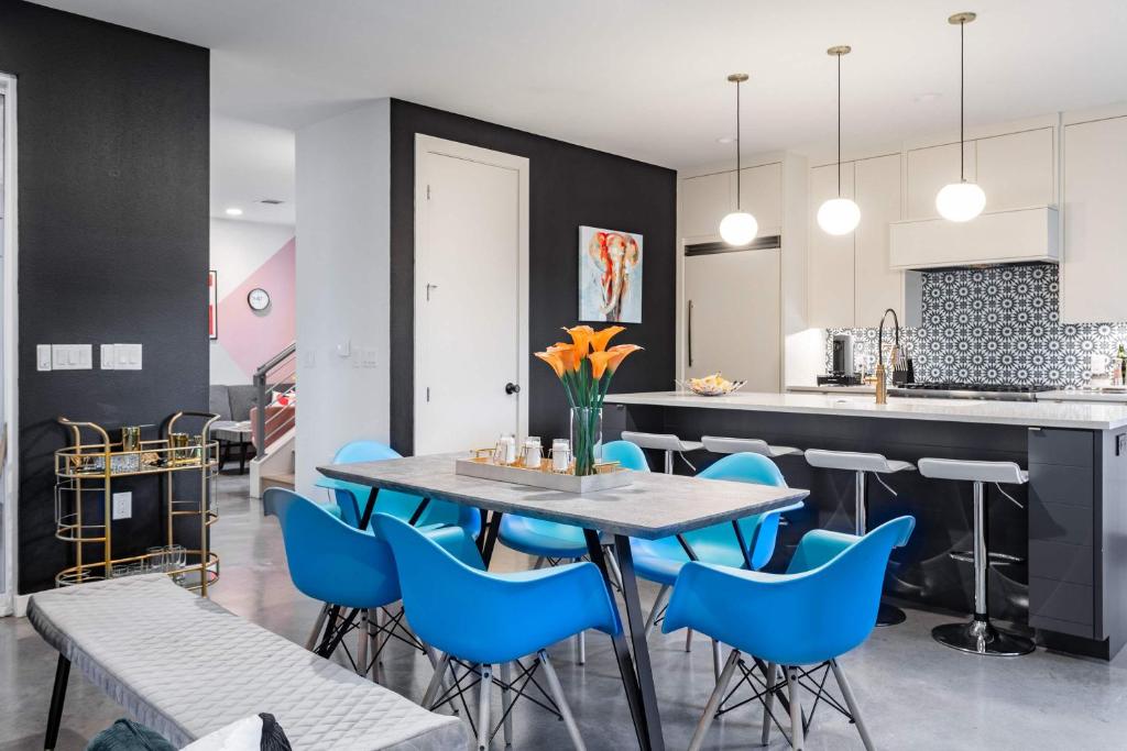 Modern ATX Mansion 6th Street - 3 min scooter, Austin (updated prices 2025)